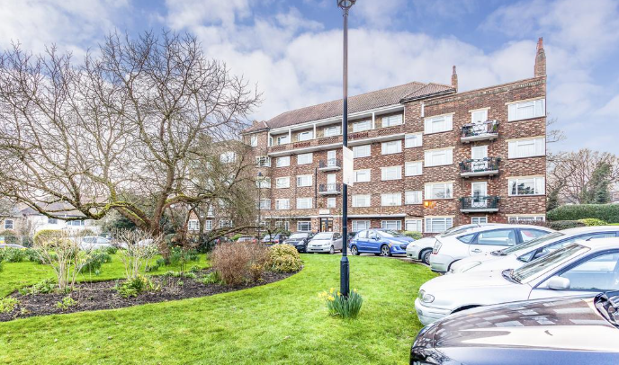 Flat, Courtney House, Mulberry... 3 bed flat - £2,700 pcm (£623 pw)