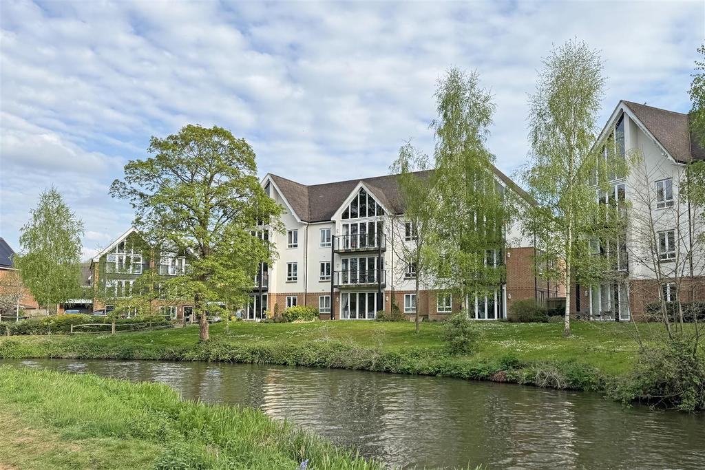 Godalming *No Onward Chain* 2 bed flat for sale - £479,500