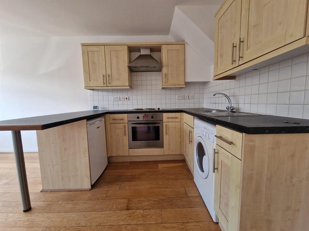 Tygan House The Broadway Cheam Surrey 1 bed flat - £1,250 pcm (£288 pw)