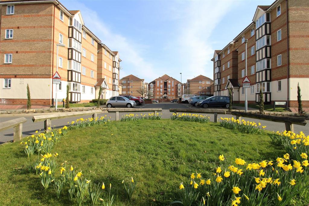 Chandlers Drive, Erith 2 bed flat for sale - £220,000