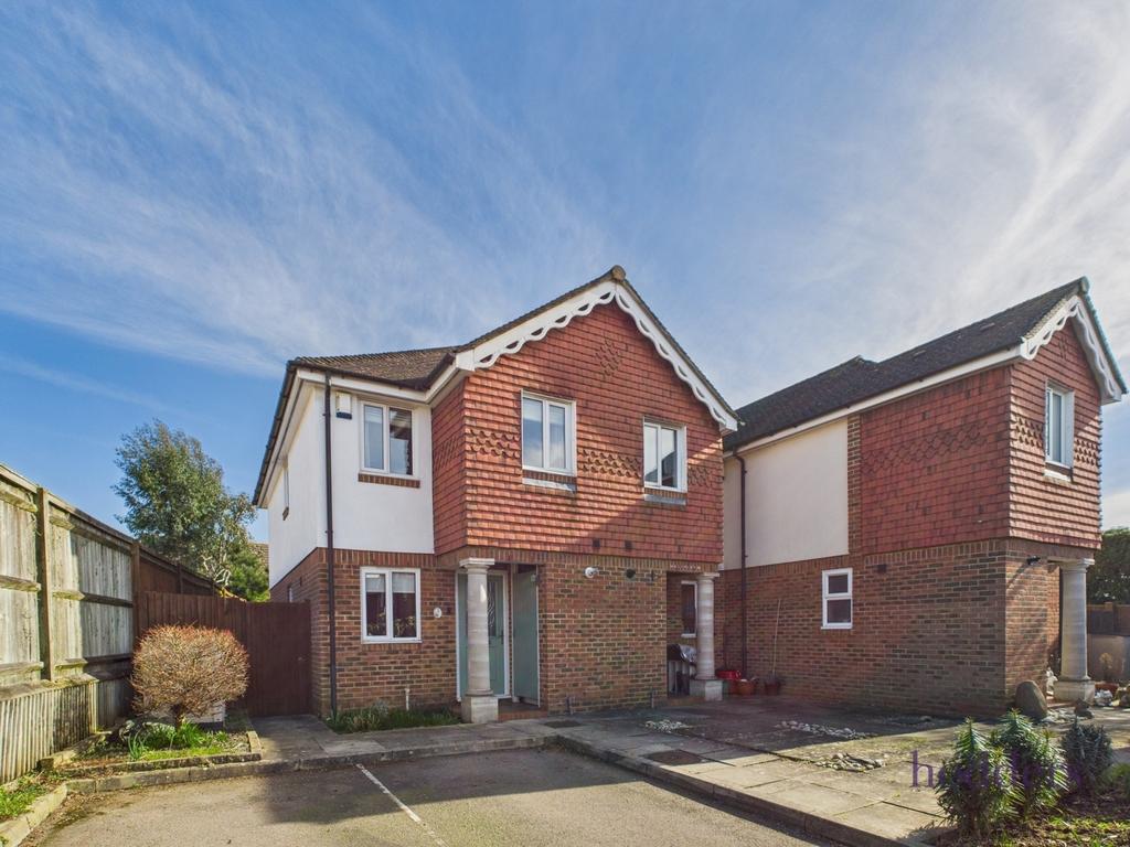 Squires Court, Chertsey, Surrey, KT16 2 bed end of terrace house for ...