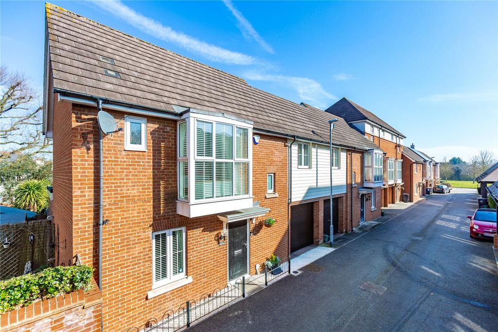 Ruby Link, Great Baddow, Essex, CM2 3 bed end of terrace house - £500,000
