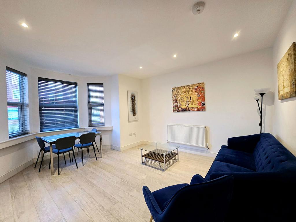 Mitcham Road, London SW17 3 bed flat to rent - £2,900 pcm (£669 pw)