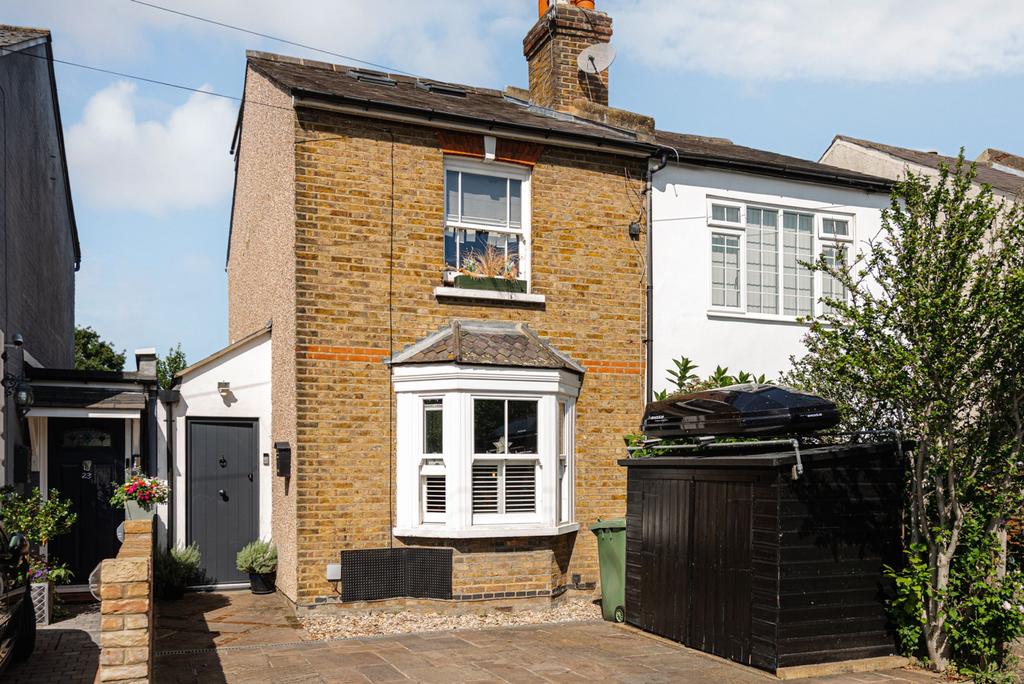Avern Road, West Molesey, KT8 3 bed semi-detached house for sale - £795,000