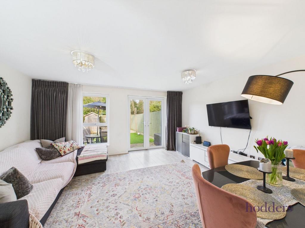 Hawker Drive, Addlestone, Surrey, KT15 2 bed end of terrace house for ...