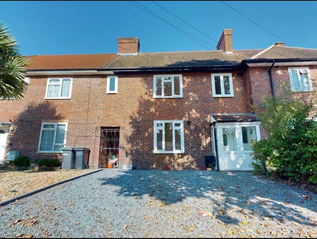 Southend Lane London SE6 4 bed terraced house - £2,500 pcm (£577 pw)