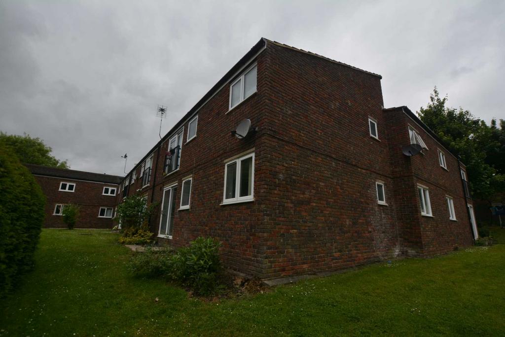 Warren Bank, Milton Keynes MK6 2 bed maisonette - £1,200 pcm (£277 pw)