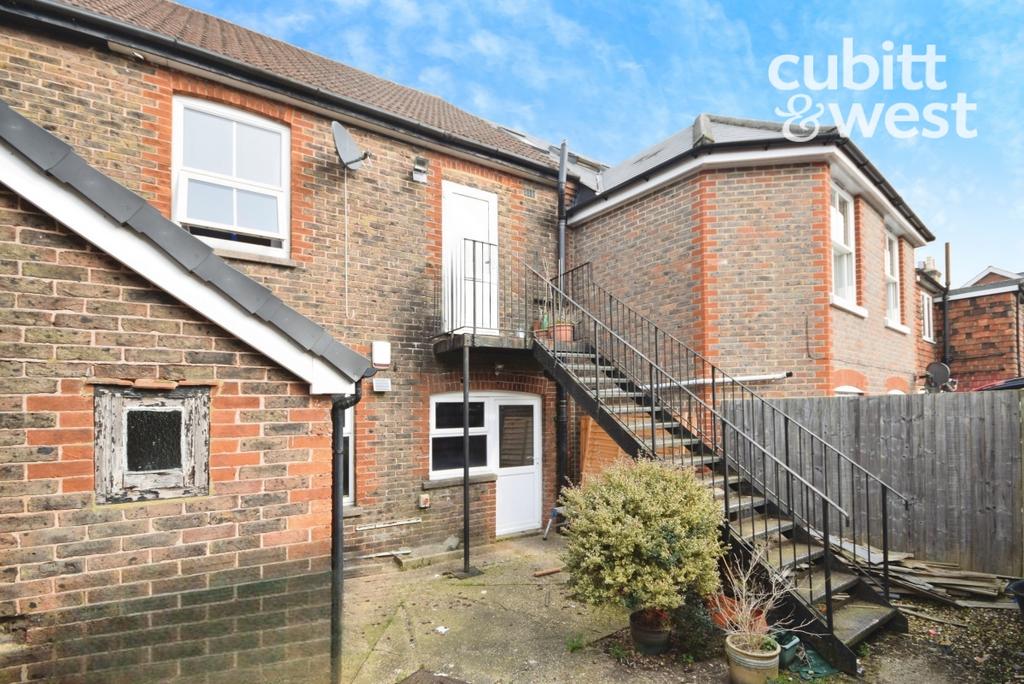 Springfield Road, Crawley, RH11 2 bed apartment - £1,300 pcm (£300 pw)
