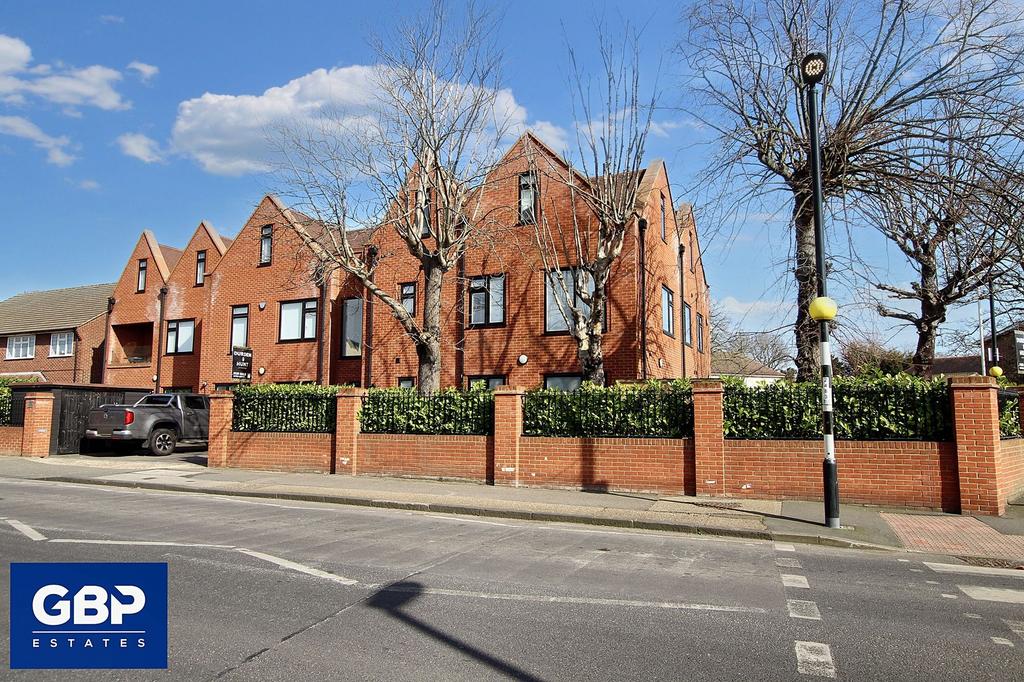 Balgores Lane, Three Oaks Court, RM2 2 bed flat - £1,900 pcm (£438 pw)