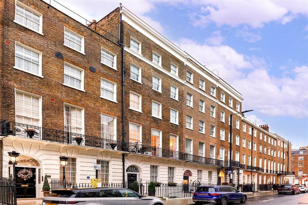 Upper Berkeley Street, London W1H 2 bed flat - £4,550 pcm (£1,050 pw)