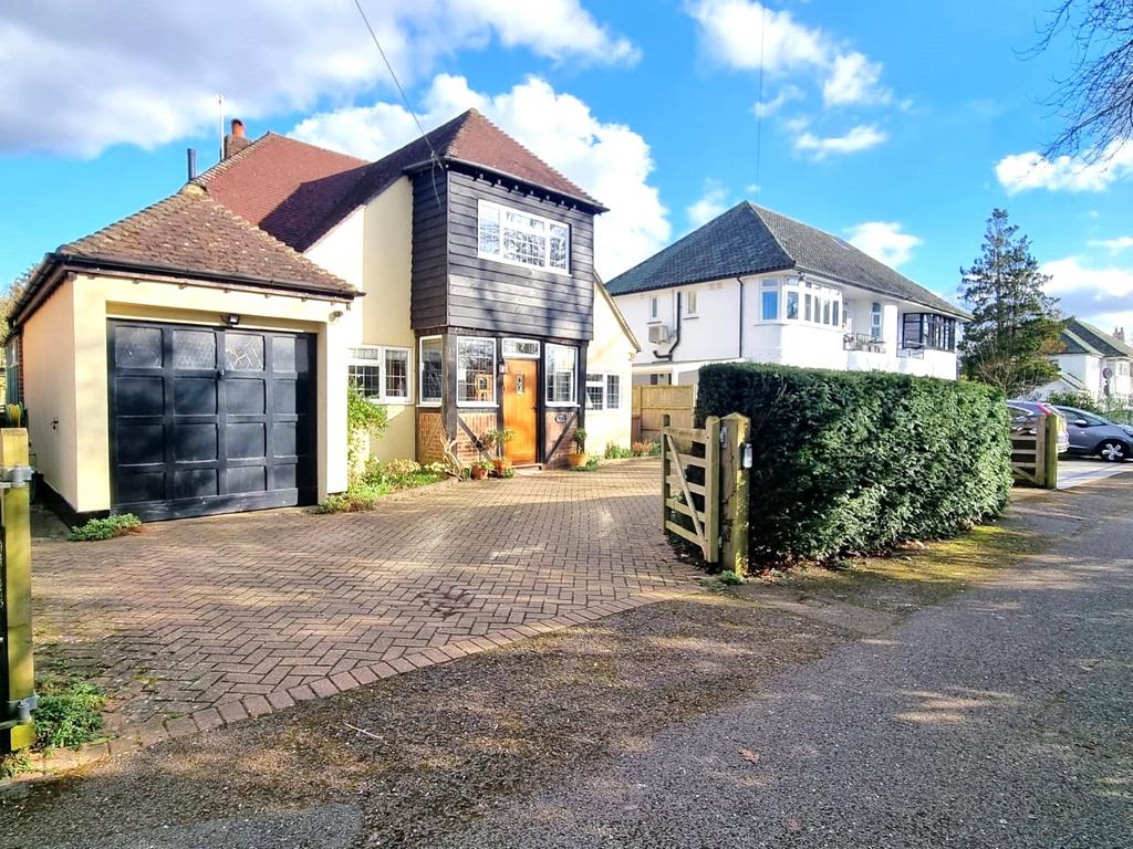 Salfords, Surrey, RH1 4 bed detached house for sale - £750,000