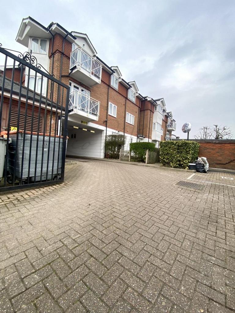 Holmbrook Drive, Hendon, NW4 2 bed flat - £2,000 pcm (£462 pw)