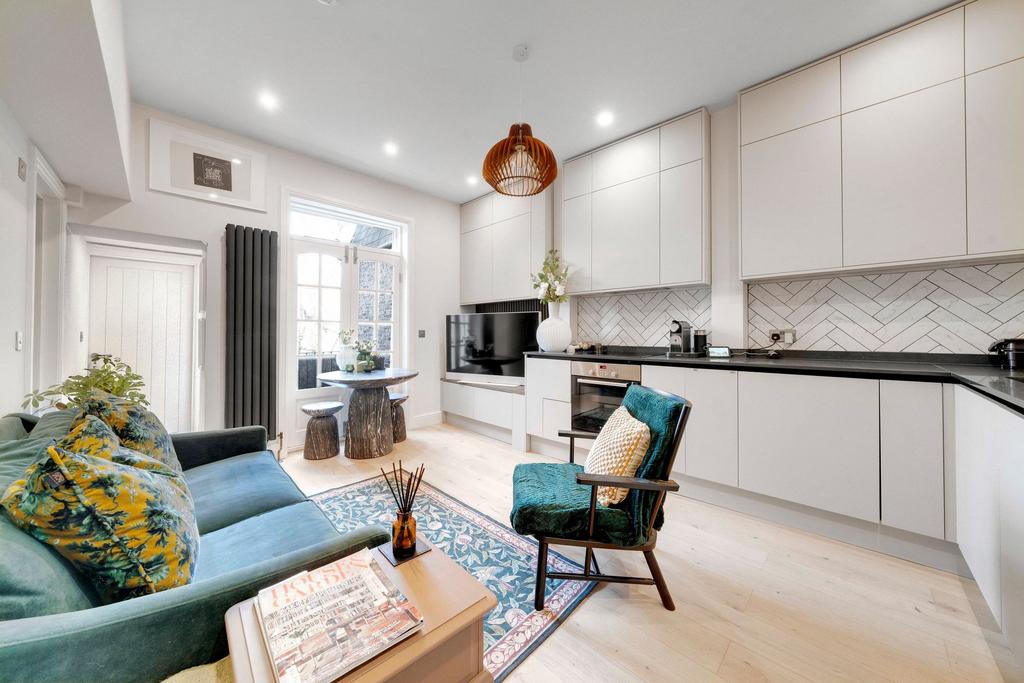 Richborne Terrace, London SW8 2 bed flat - £620,000