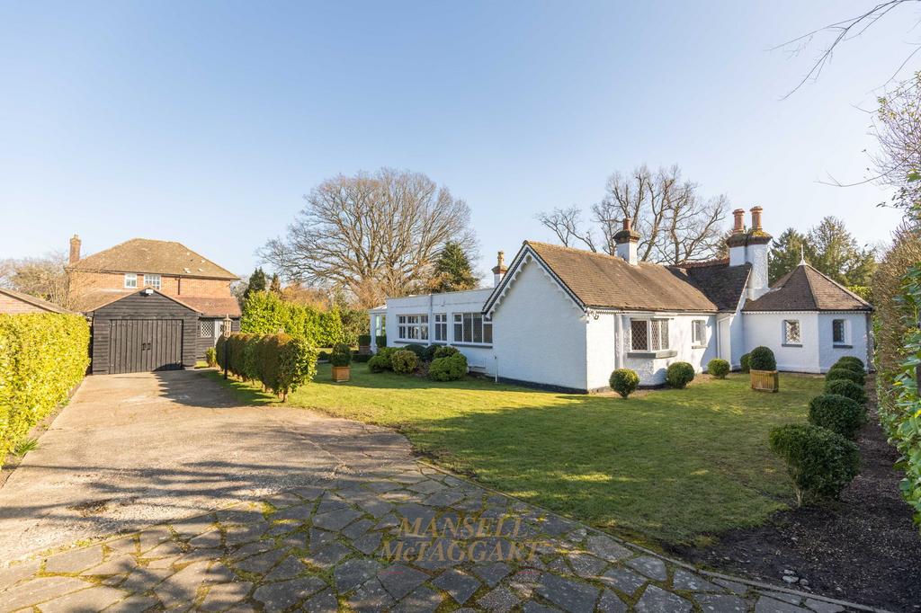 Smallfield Road, Horley RH6 3 bed detached house for sale - £650,000