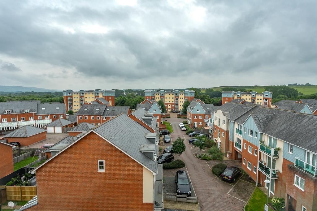 Tadworth Court, Redhill 2 bed apartment to rent - £1,600 pcm (£369 pw)