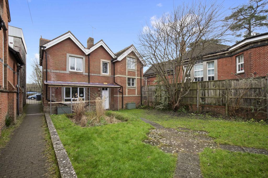 Keymer Road, Hassocks, West Sussex... 1 bed flat - £975 pcm (£225 pw)