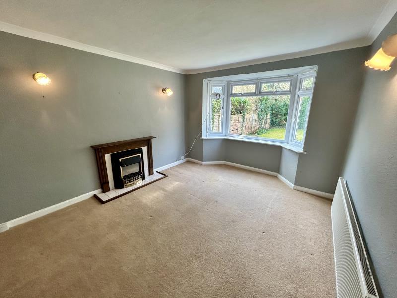 Merrow Lane, Guildford GU4 3 bed bungalow - £2,100 pcm (£485 pw)