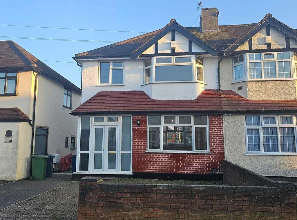 Prescelly Place, Edgware 3 bed property - £2,600 pcm (£600 pw)