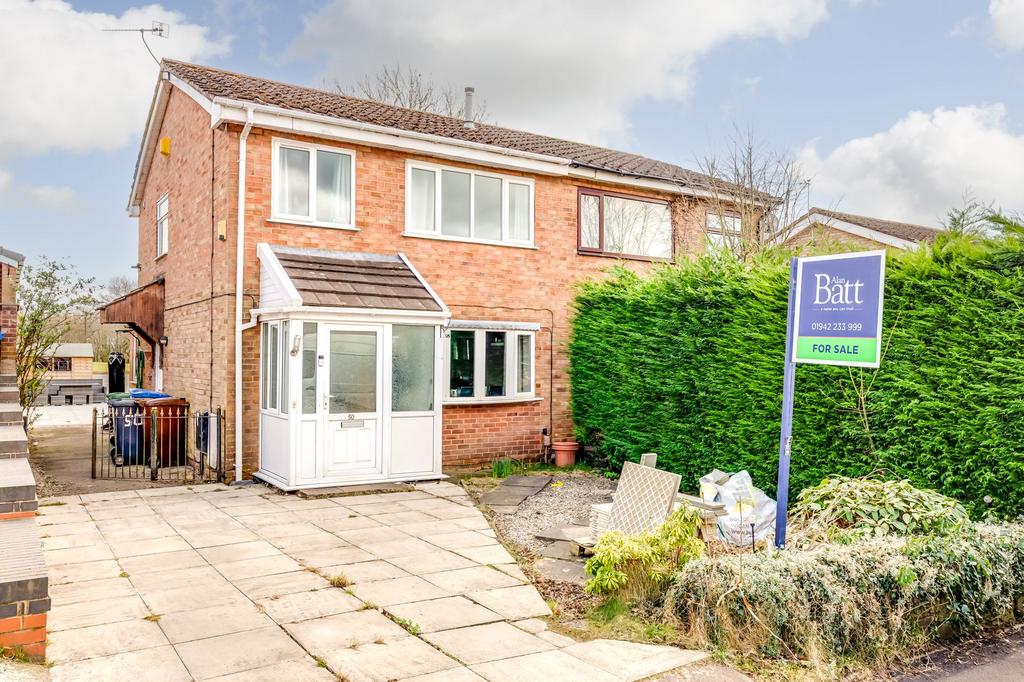 Runshaw Avenue, Wigan WN6 3 bed semi-detached house for sale - £230,000