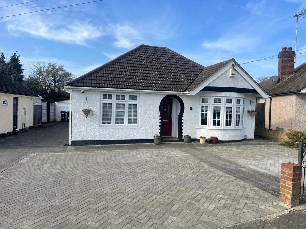 Weir Gardens, Rayleigh, Essex, SS6 2 bed bungalow for sale - £535,000