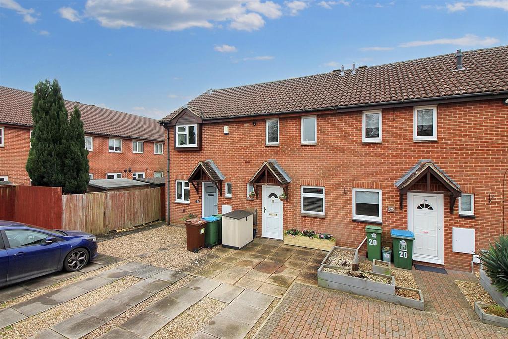 Field Way, Aylesbury 2 bed house for sale - £290,000