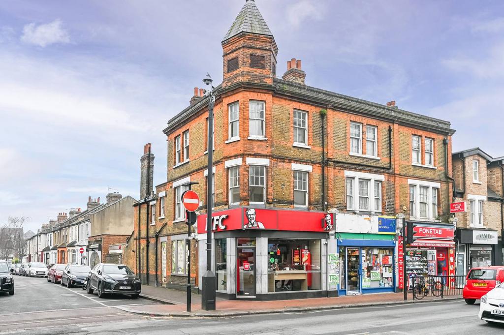 Fore Street, N18, Edmonton, London, N18 3 bed flat - £2,100 pcm (£485 pw)