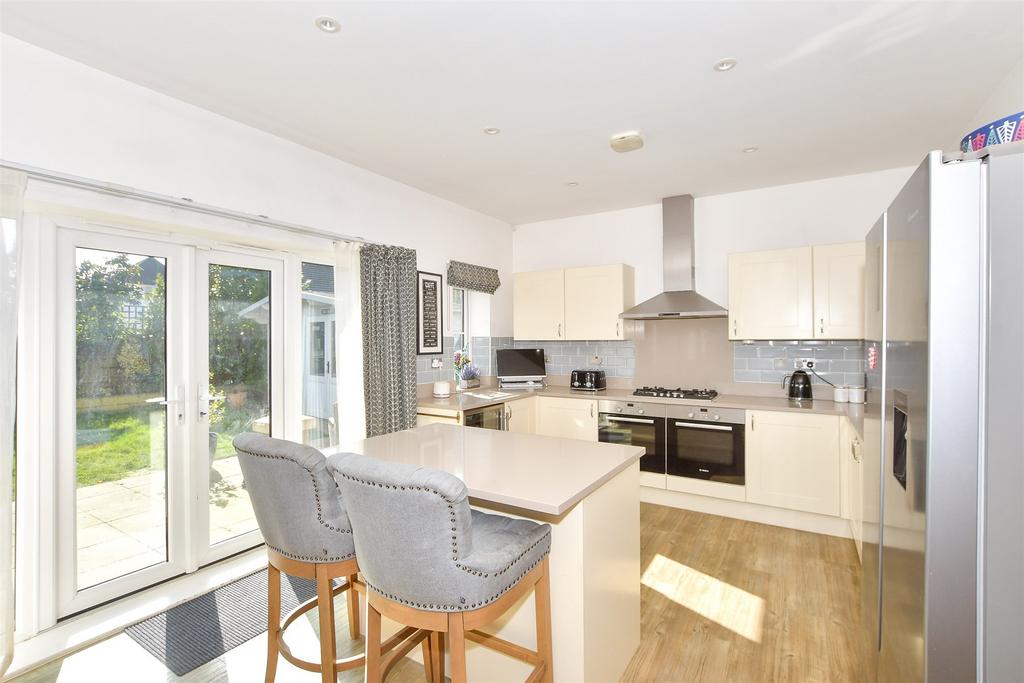 Southern View, Haywards Heath RH16 4 bed detached house - £594,500