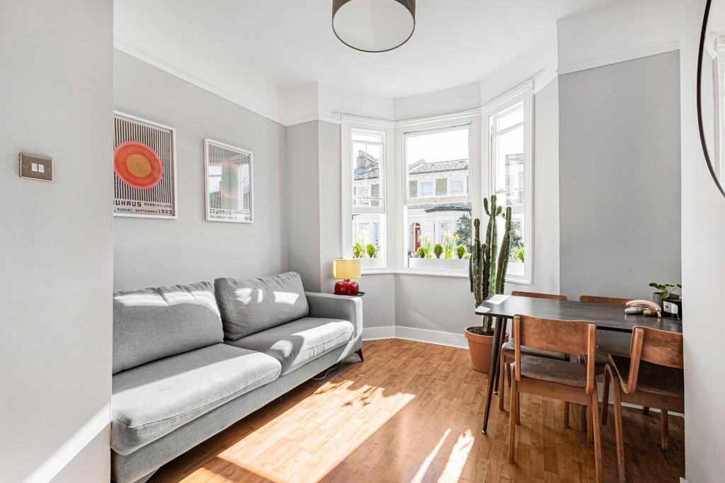 Graces Road, London SE5 1 bed flat for sale - £400,000