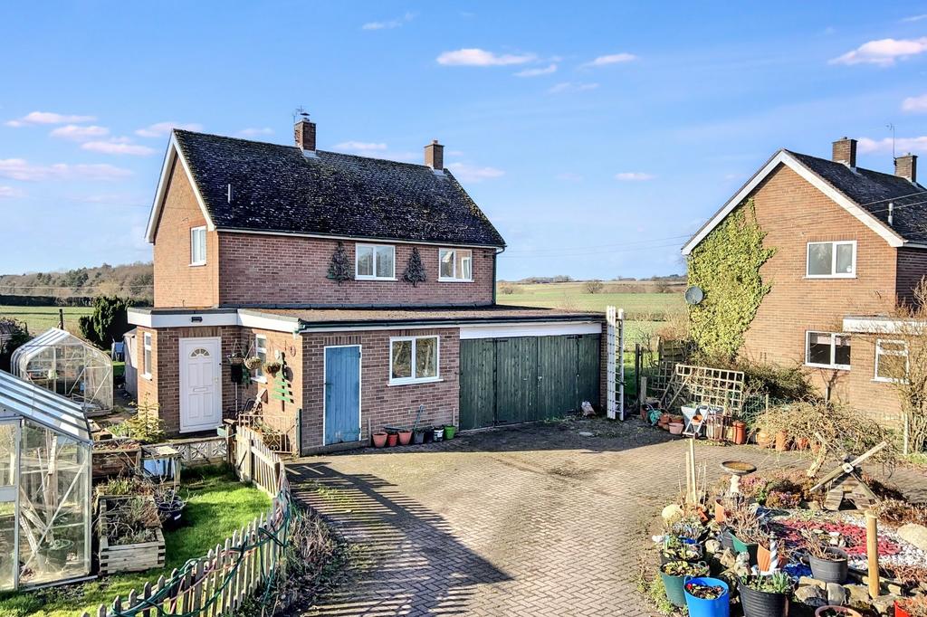 Shackerley Lane, Wolverhampton WV7 3 bed detached house for sale - £350,000