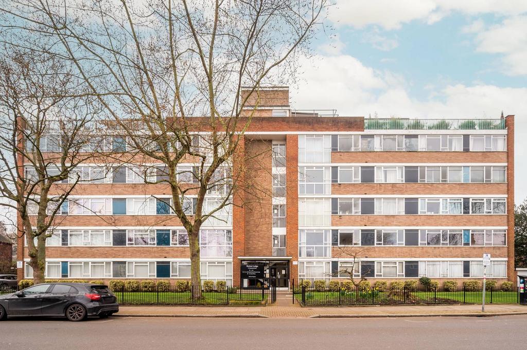 Portinscale Road, East Putney... 2 bed flat - £3,525 pcm (£813 pw)