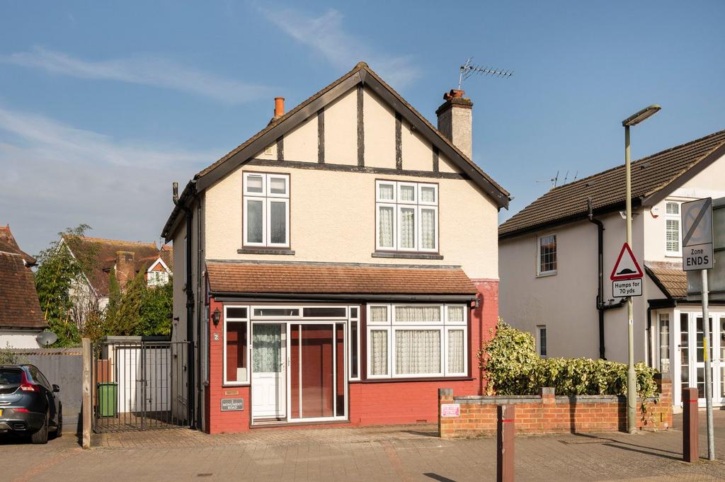 Monument Road, Weybridge, KT13 3 bed detached house - £600,000