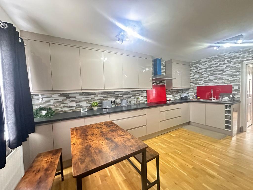 West Drayton UB7 6 bed semi-detached house - £4,750 pcm (£1,096 pw)