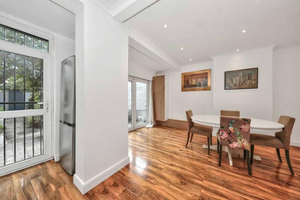 Ruckholt Close, Leyton, London, E10 4 bed terraced house - £715,000