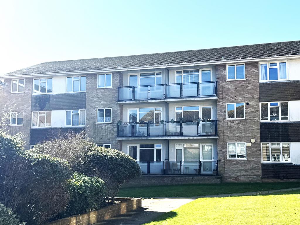 Lustrells Vale, Saltdean BN2 2 bed flat for sale - £259,950