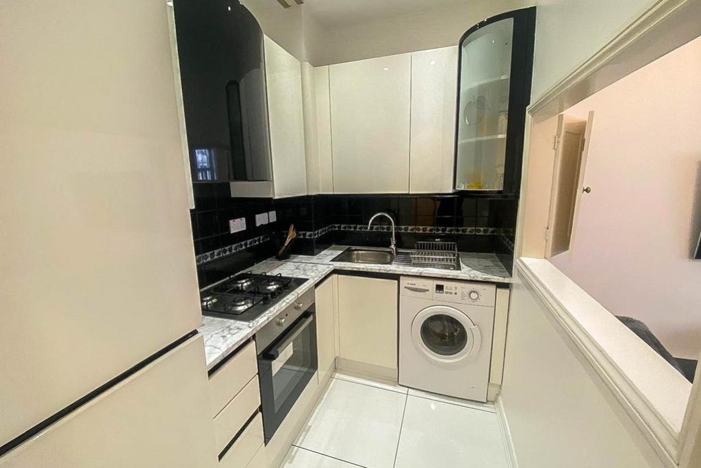 71 Longridge Road, London, SW5 9SG 2 bed flat - £3,500 pcm (£808 pw)