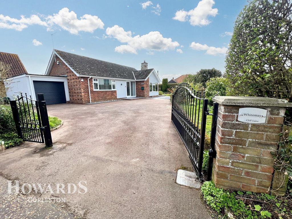 Cliff Lane, Gorleston 2 bed detached bungalow - £400,000