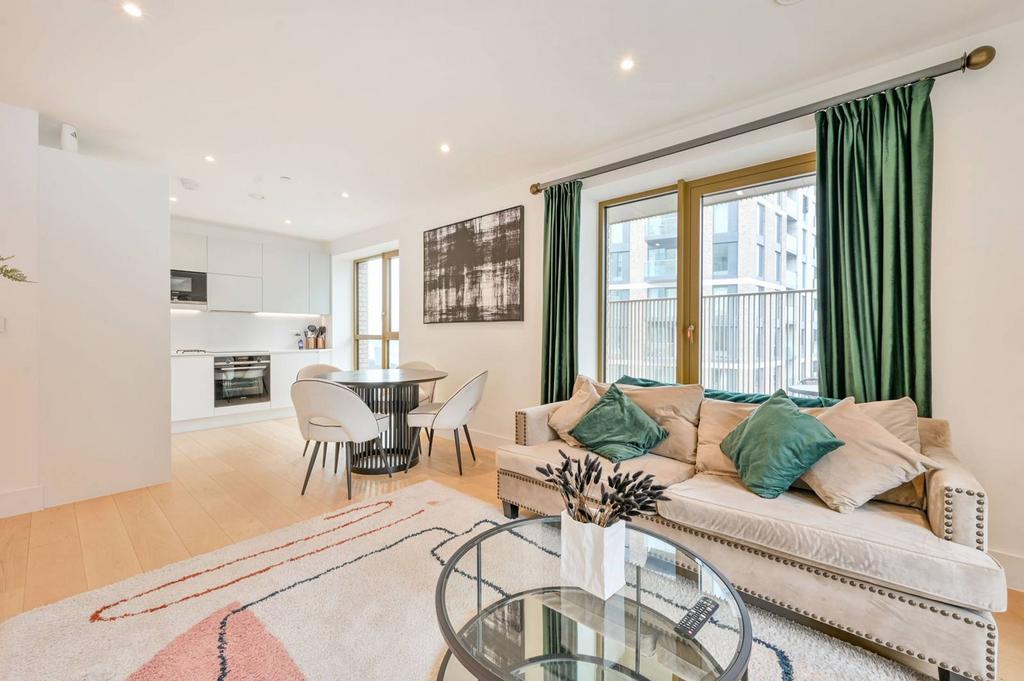 Capital Interchange Way, Hounslow... 2 bed flat - £4,000 pcm (£923 pw)