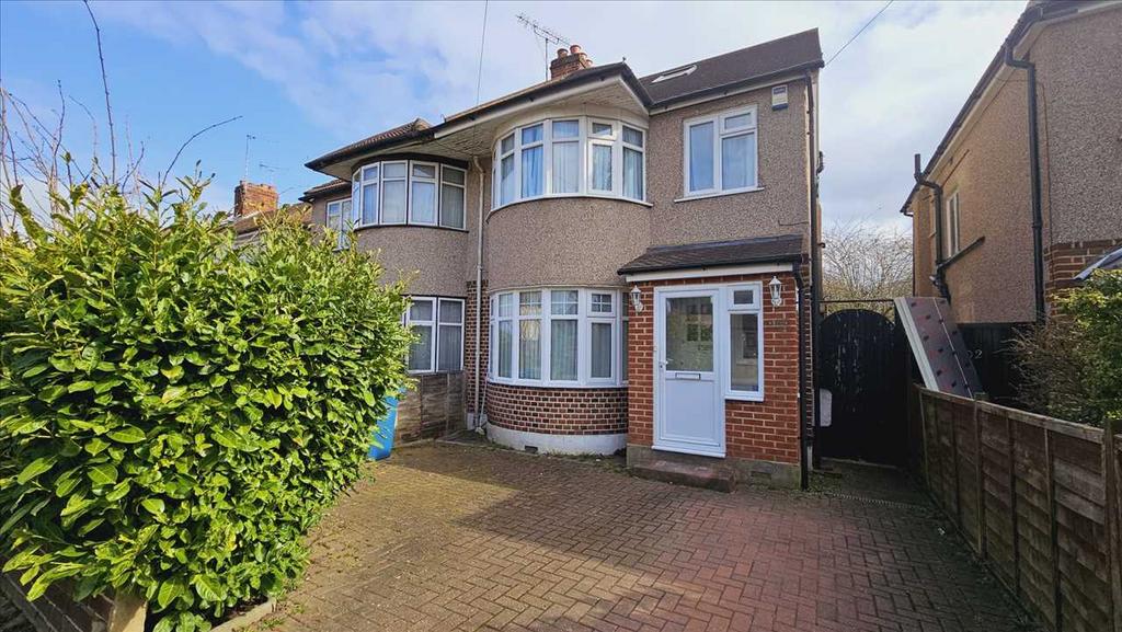 Cannon Lane, Pinner 4 bed property to rent - £2,800 pcm (£646 pw)