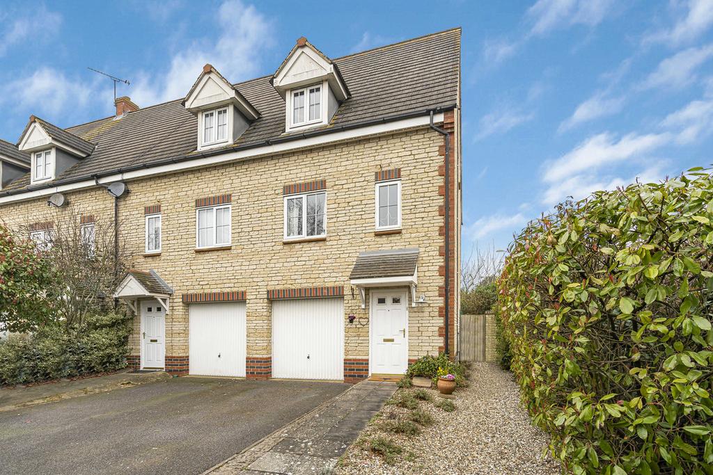 Fieldfare Close, BICESTER, OX26 3 bed townhouse for sale - £415,000