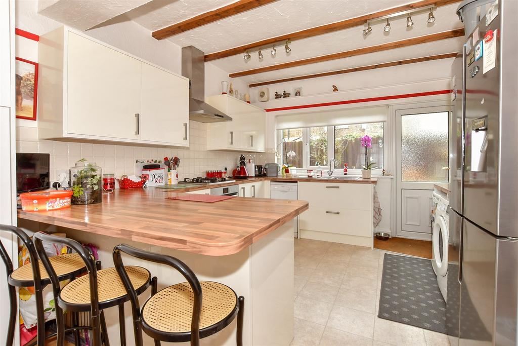 Newington Road, Ramsgate CT12 4 bed detached bungalow - £247,500