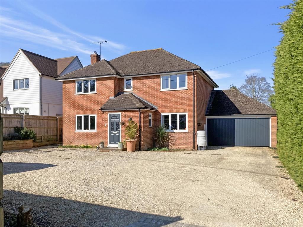 Grove Road, Sonning Common Reading RG4 4 bed detached house - £925,000