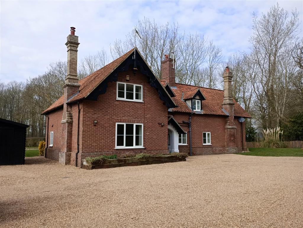 Church Lane, Harleston IP20 4 bed detached house to rent - £1,800 pcm ...