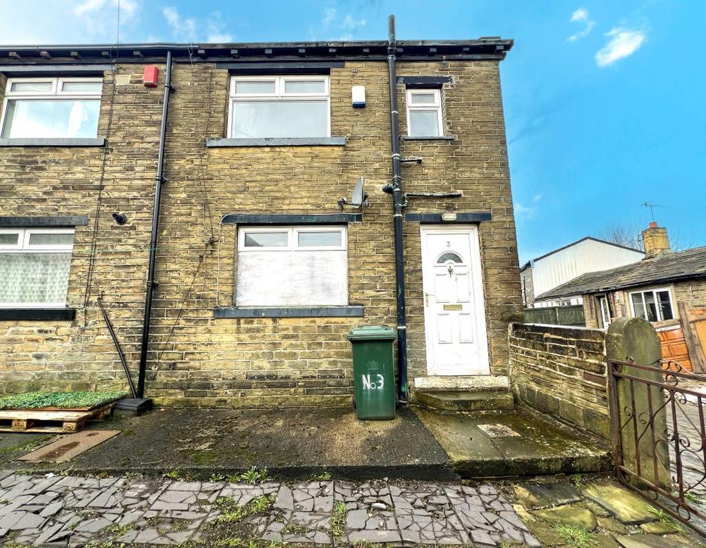 3 Farside Green, Bradford, BD5 9DF 2 bed end of terrace house - £35,000