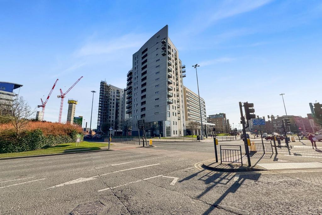 The Gateway North, Leeds 2 bed apartment - £165,000