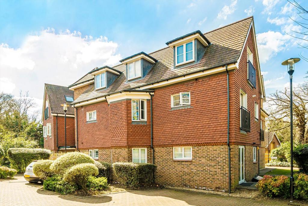 Wey Road, Weybridge KT13 2 bed flat to rent - £2,000 pcm (£462 pw)