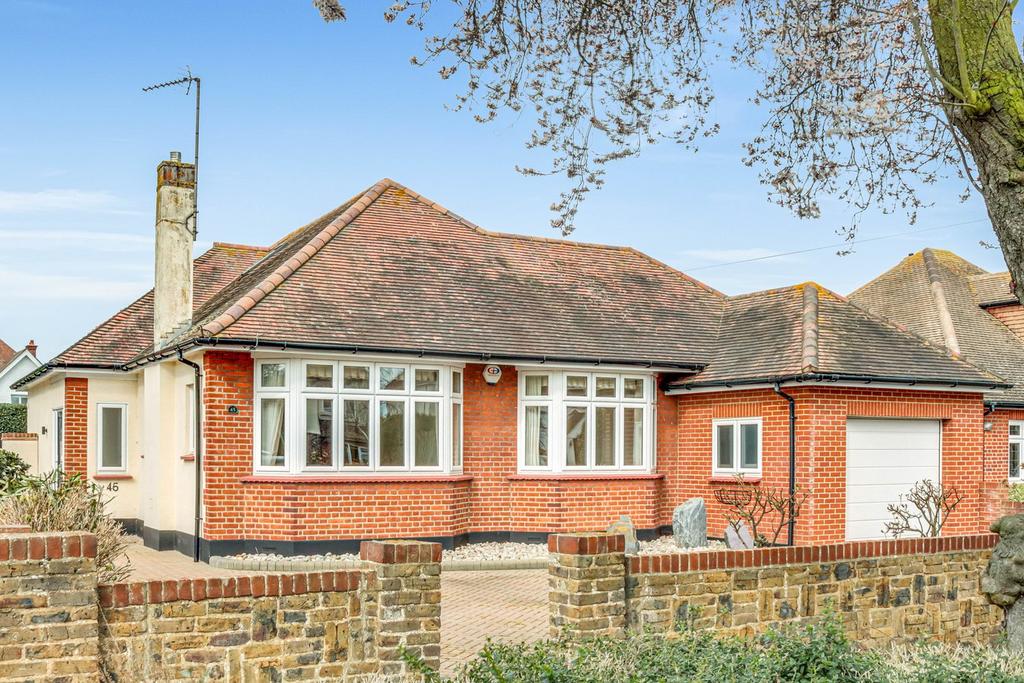 Parkanaur Avenue, Thorpe Bay SS1 2 bed detached bungalow for sale - £ ...