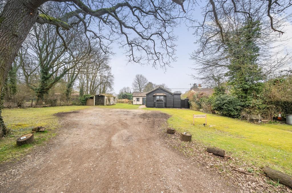 Days Lane, Pilgrims Hatch CM15 3 bed detached bungalow - £850,000