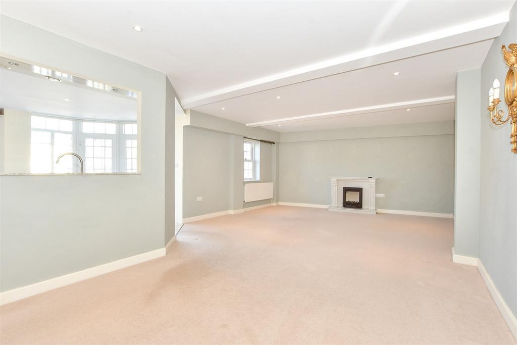 Richmond House, Chichester PO19 2 bed apartment - £231,000