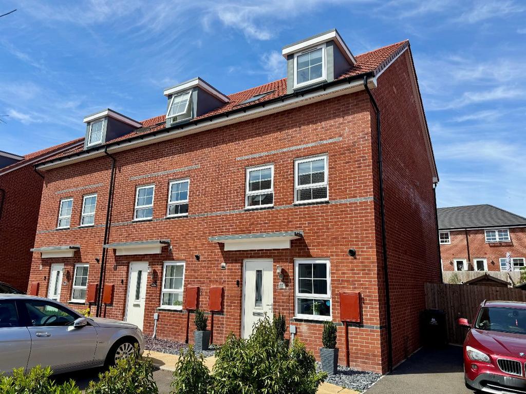 Buzzard Row, Newent, GL18 1FF 3 bed semi-detached house - £299,950