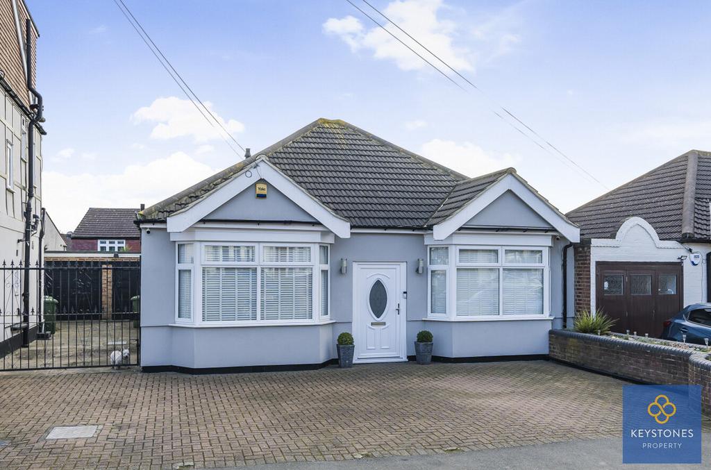 Ashmour Gardens, Rise Park, RM1 4 bed detached bungalow - £650,000